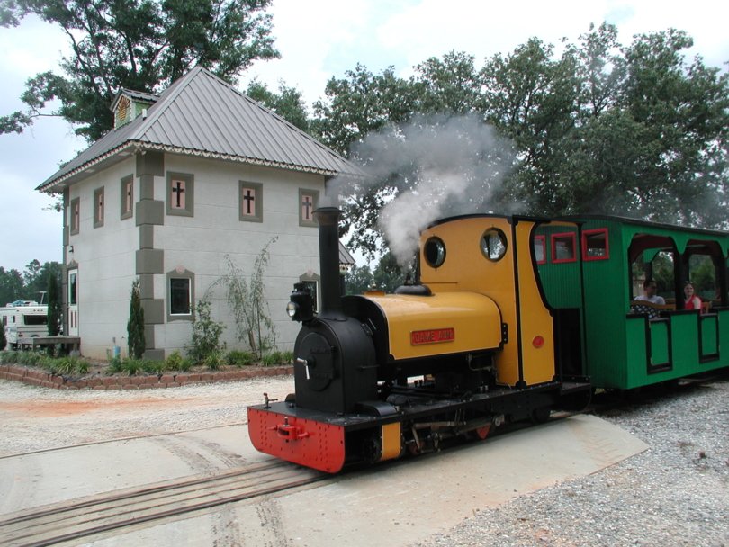 "Dame Ann" passing the Keep. - Narrow Gauge railway Photo Gallery