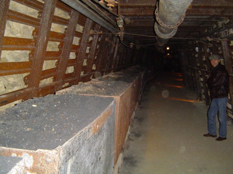 Line of mine cars - Narrow Gauge railway Photo Gallery