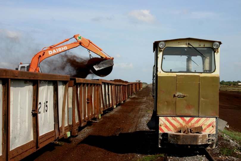 Loading the peat - Narrow Gauge railway Photo Gallery